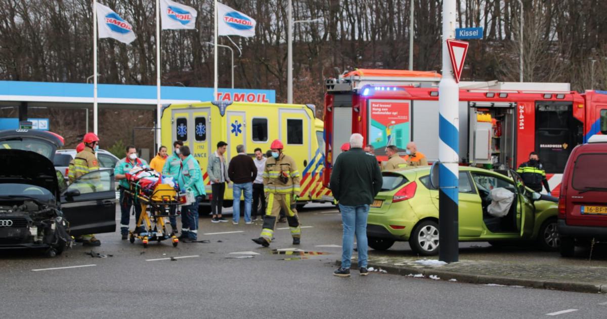 Meerdere auto's betrokken bij botsing | ZO-NWS Meerdere auto's betrokken bij botsing | ZO-NWS